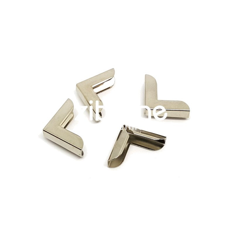 Coins en métal – Beatrice Garni